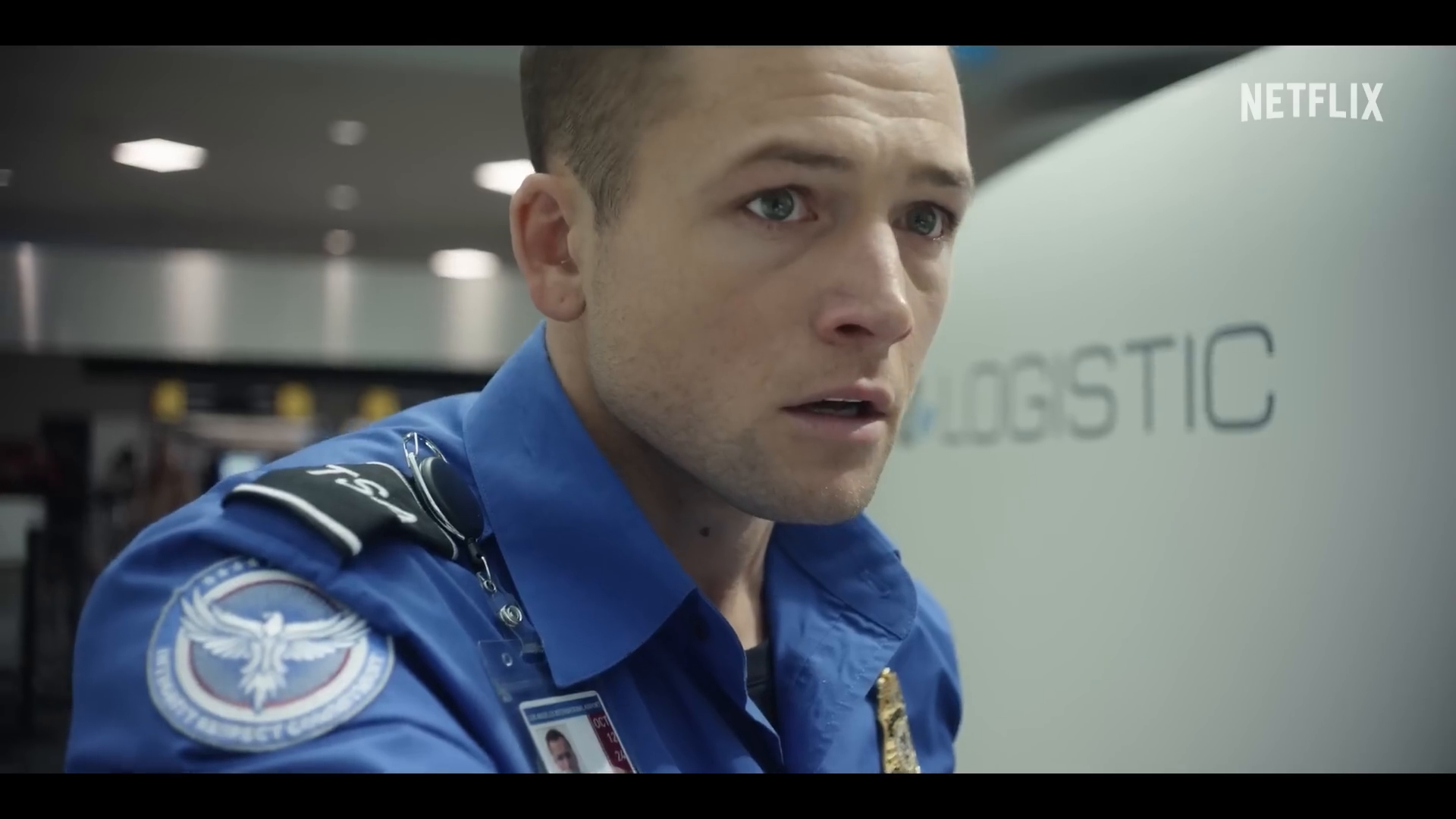 Taron Egerton deixa um pacote misterioso escapar da TSA no Carry-On da ...