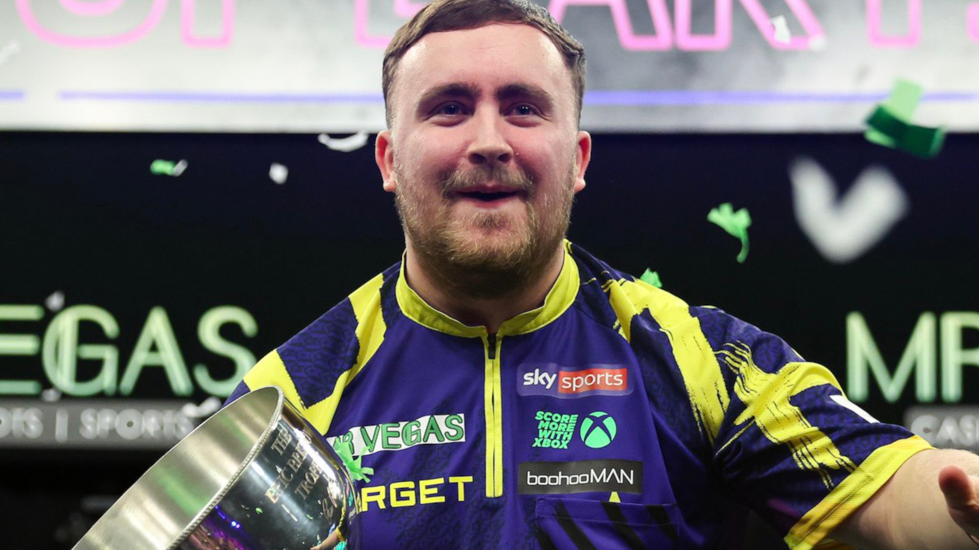 O campeão mundial de dardos Luke Littler assina um contrato de ...