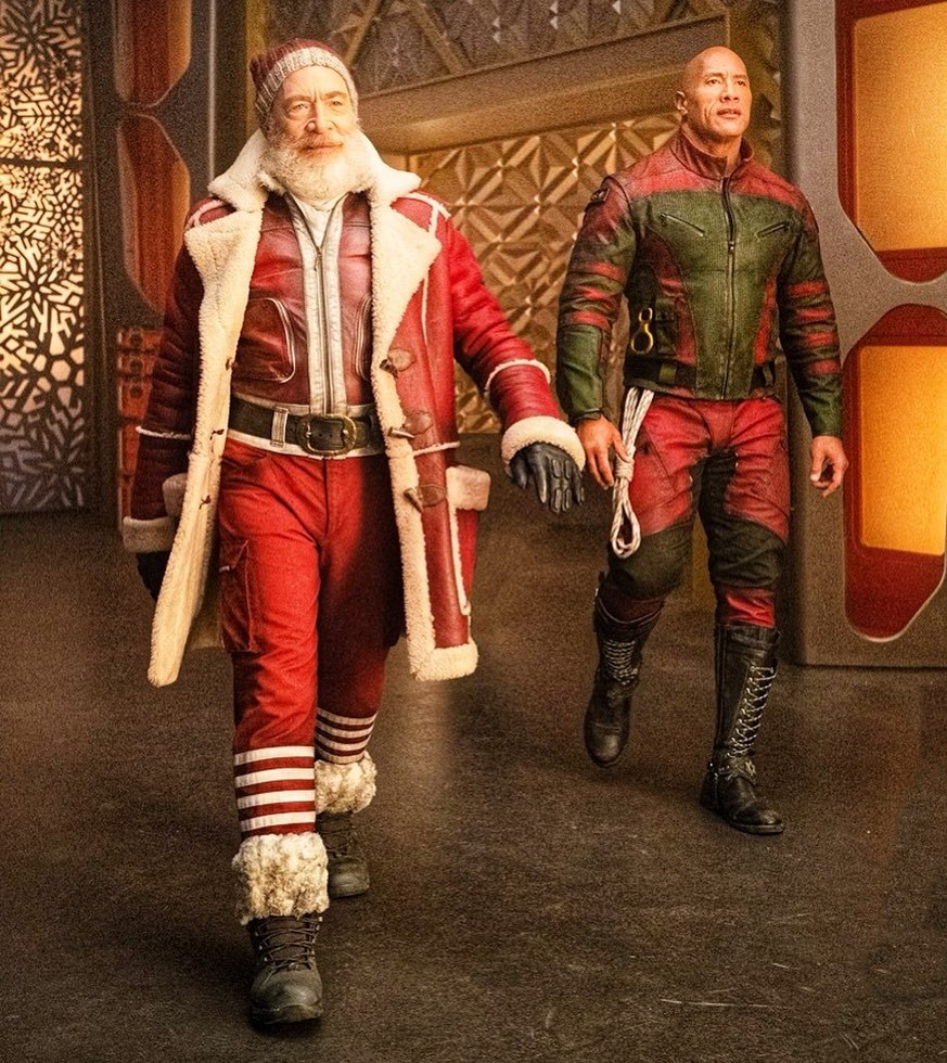 The Rock e Chris Evans salvam Papai Noel em novo trailer Red One