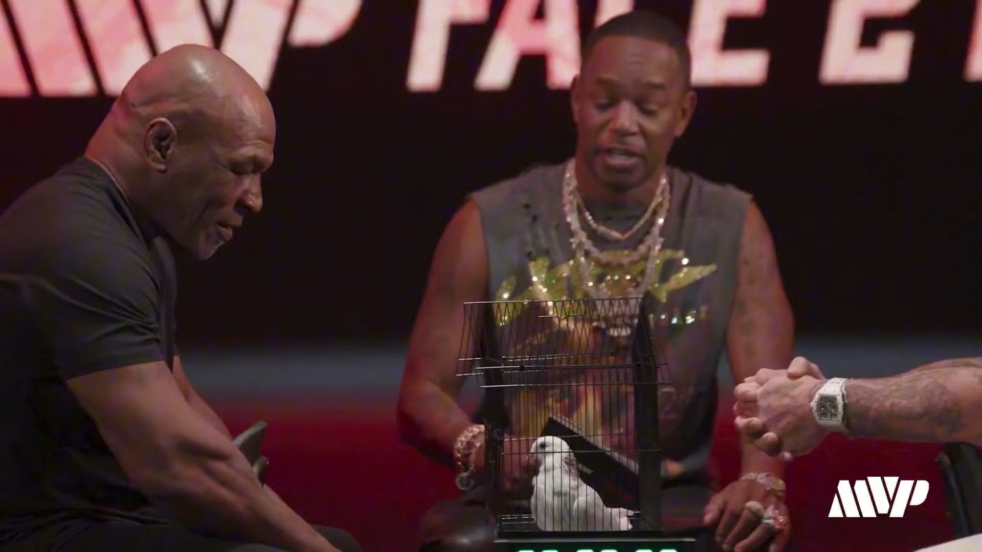 O incidente bizarro nos bastidores da luta de Jake Paul e Mike Tyson ...