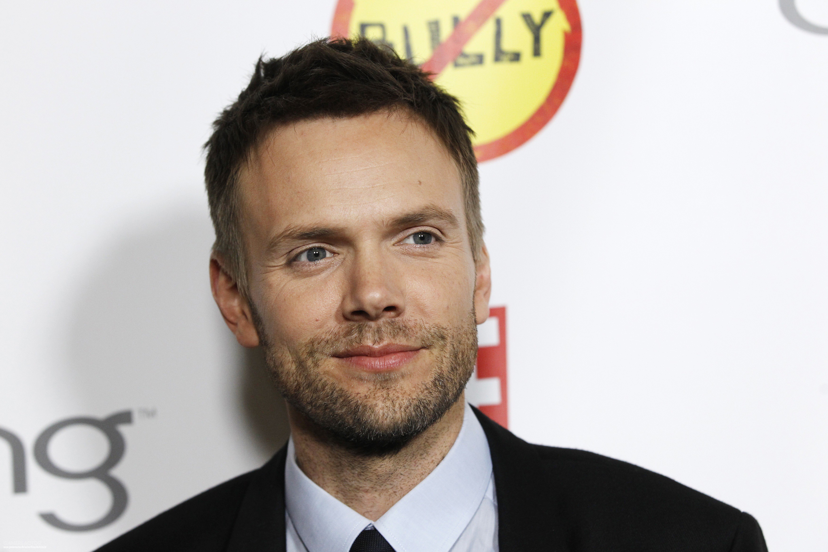Joel McHale confirmado para papel principal em Scream 7