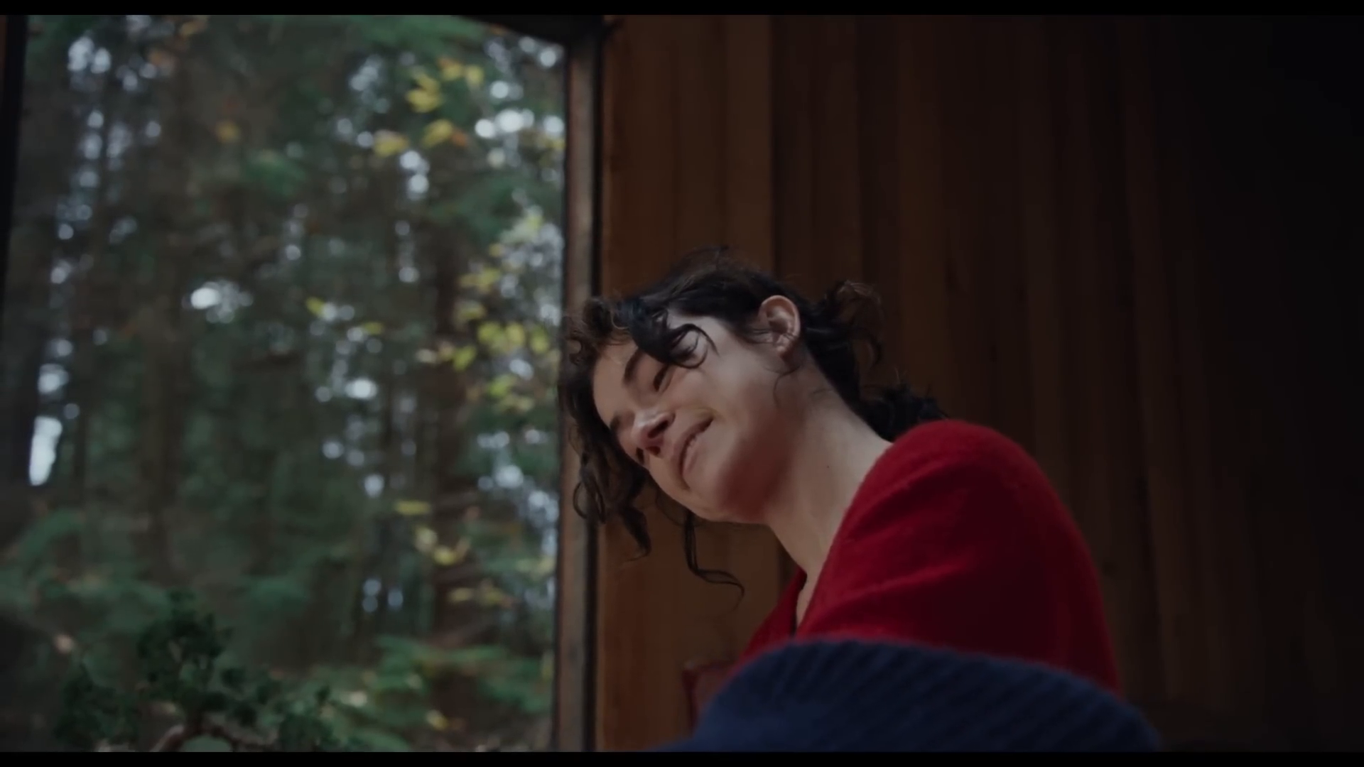 Tatiana Maslany e Rossif Sutherland são atormentados por uma presença ...