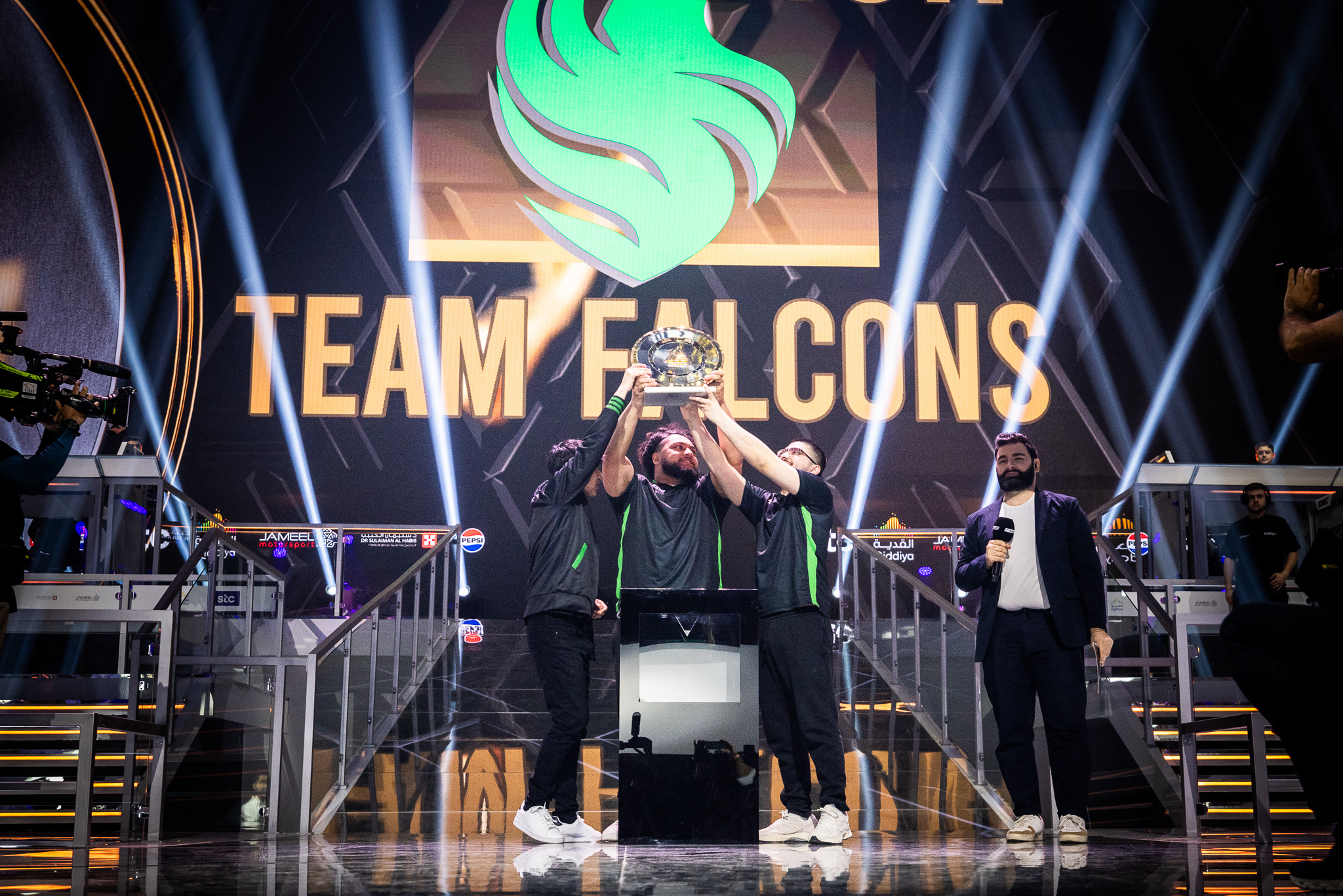 Team Falcons leva para casa o primeiro troféu da Copa do Mundo de ...