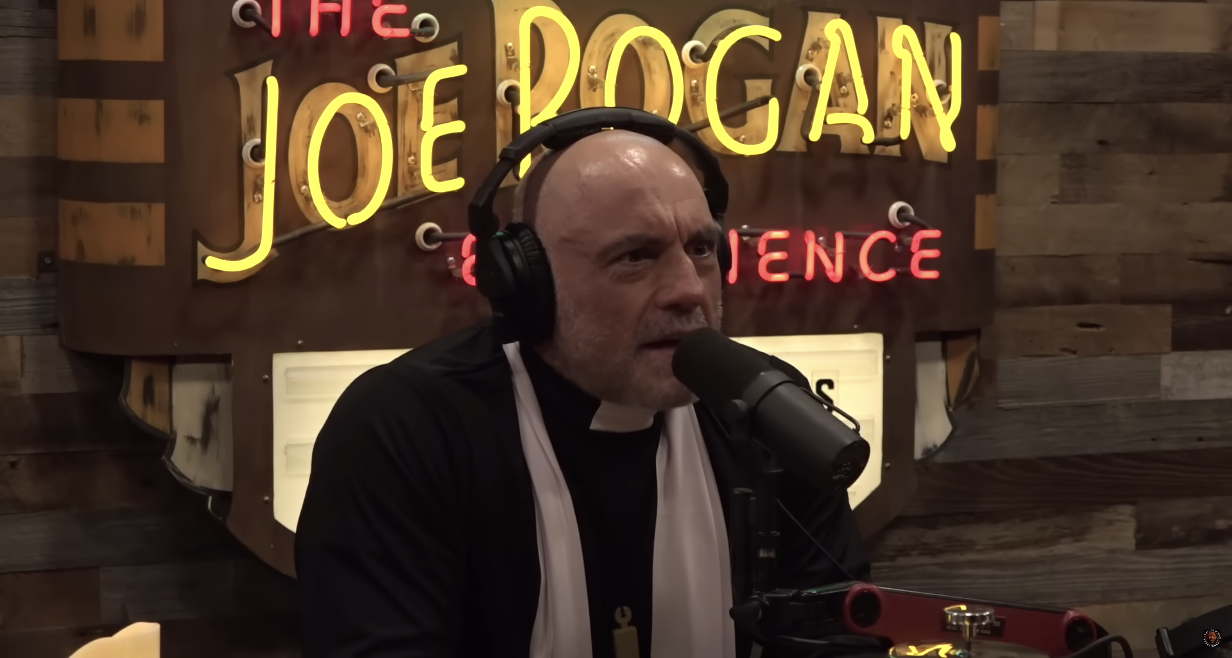 Joe Rogan avalia a situação atual nos Estados Unidos - - Gamereactor